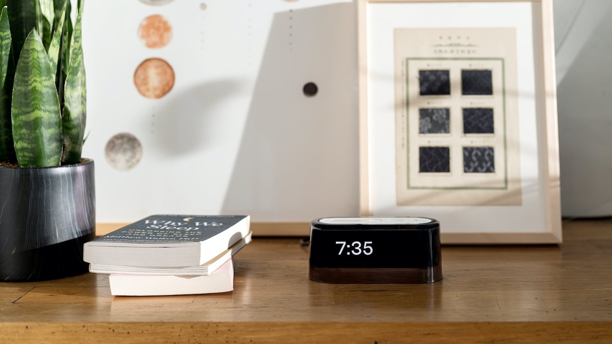 Itt az okosvekker, ami egyszer és mindenkorra kipenderíti a mobilt a ...