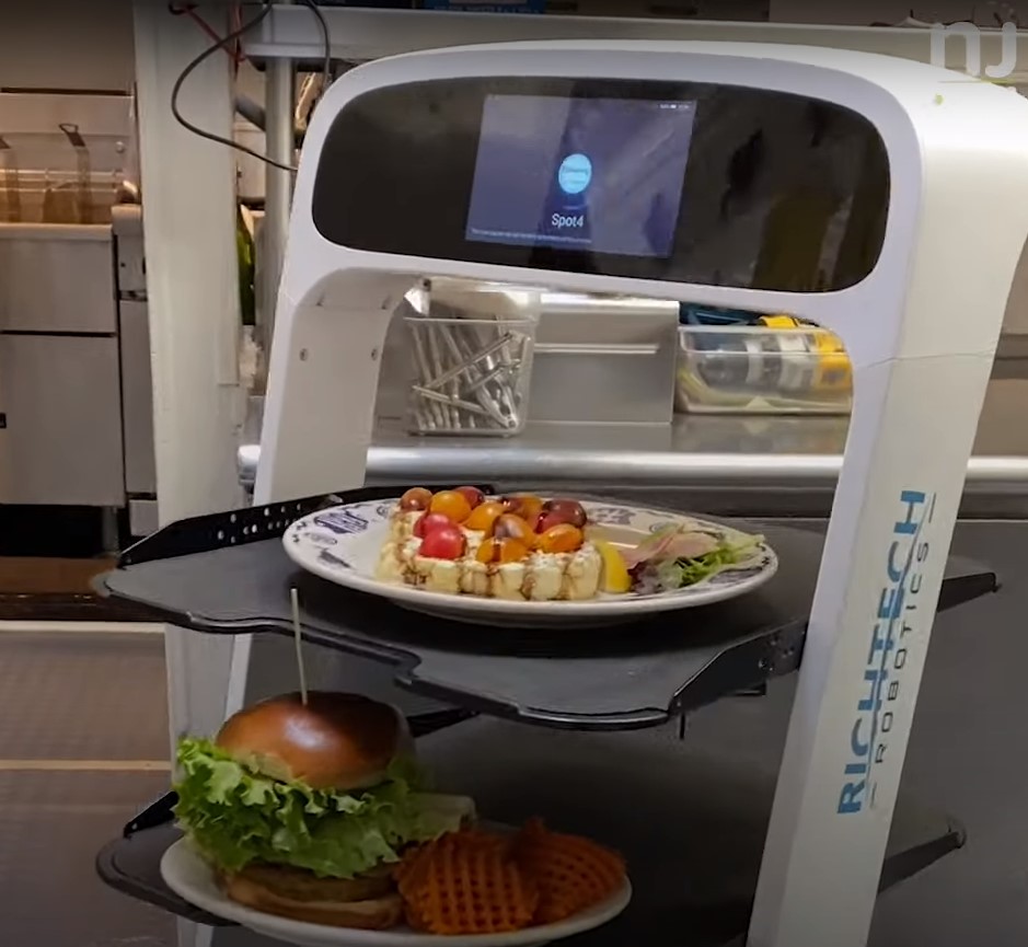 Robotfelszolgálót kezdett használni egy amerikai étterem, és kitört a ...