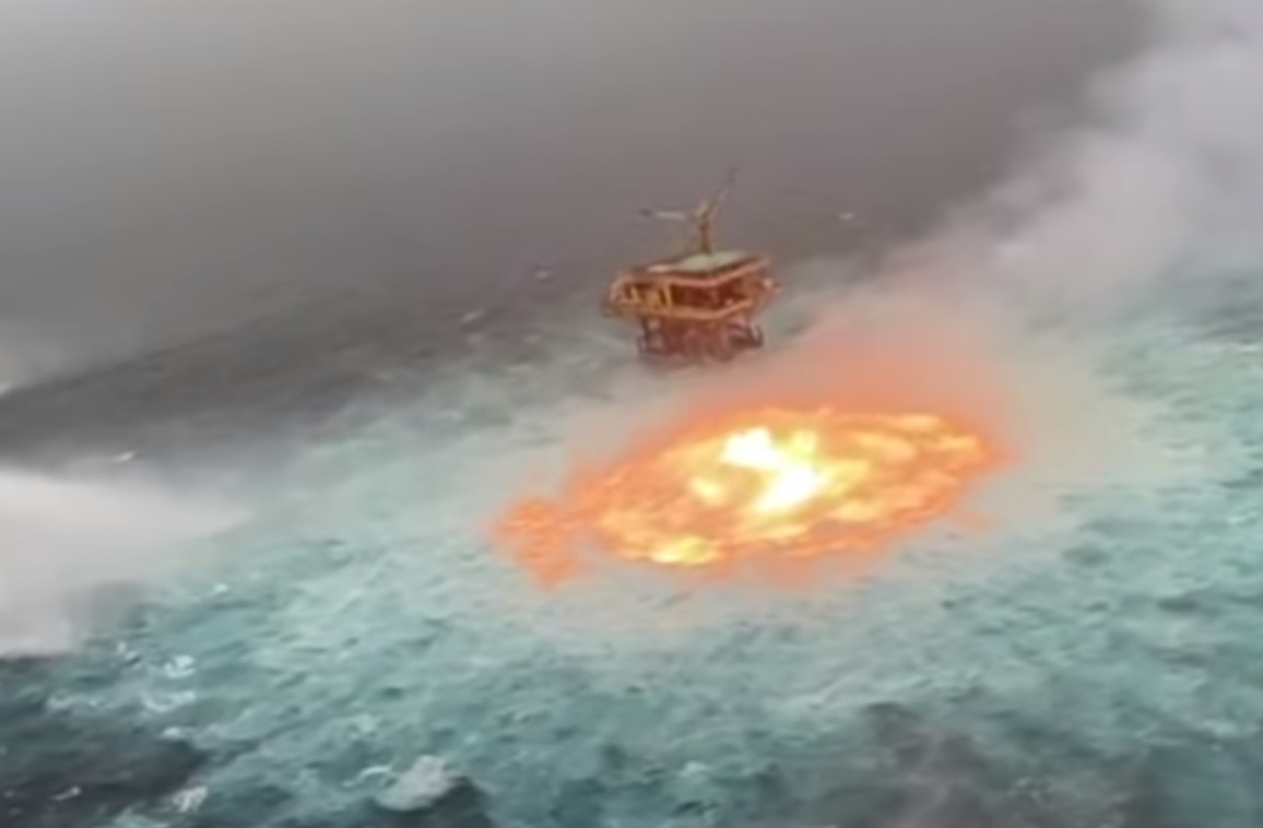 Pokoli látvány, ahogy fortyogva lángol a Mexikói-öböl vize - Raketa.hu