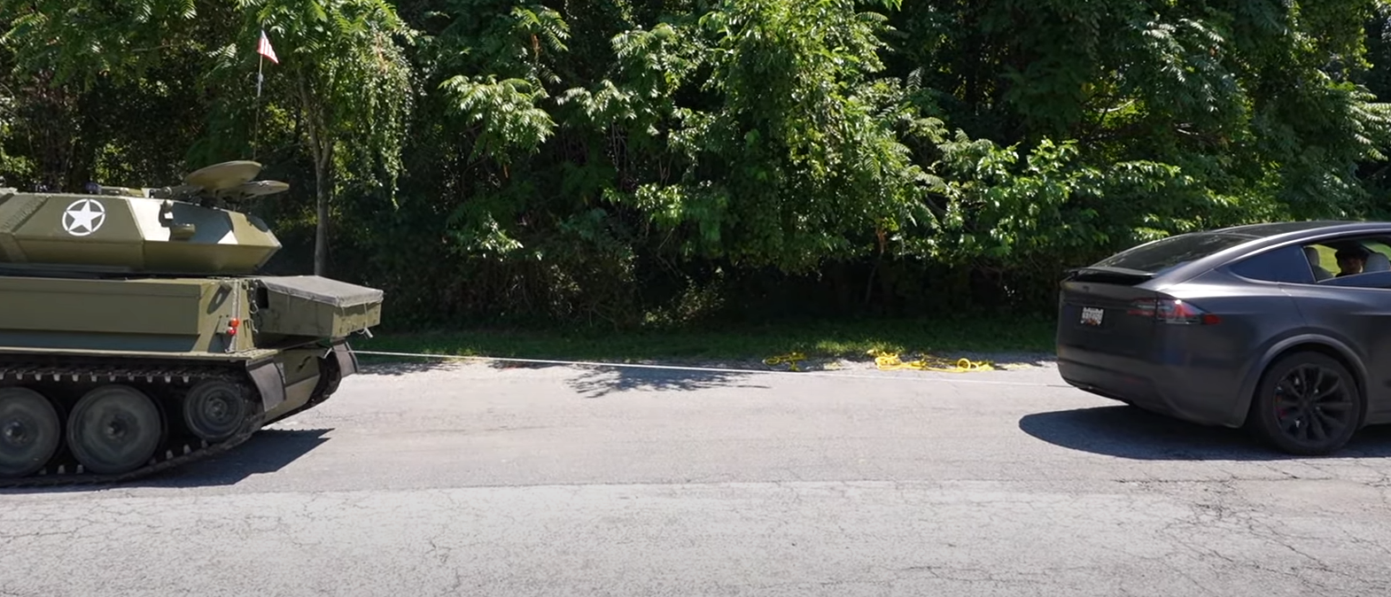 Kötélhúzó verseny egy Tesla Model X és egy tank között - Raketa.hu