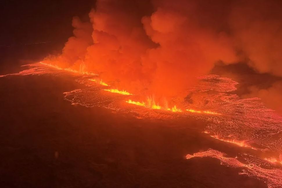 Vulkánkitörés Izlandon: több kilométeres hasadékból ömlik a láva a ...